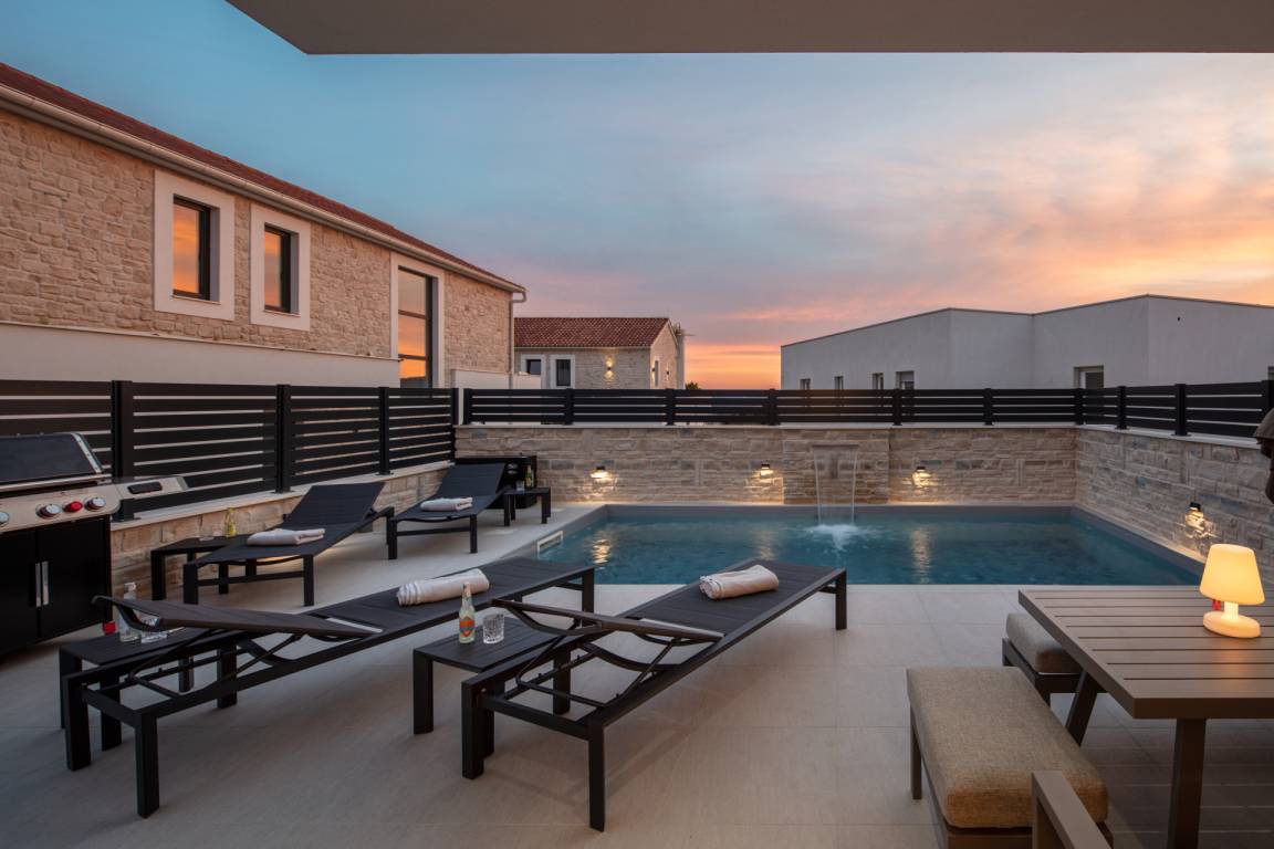 180 M² Villa ∙ 4 Bedrooms ∙ 8 Guests - Vodice