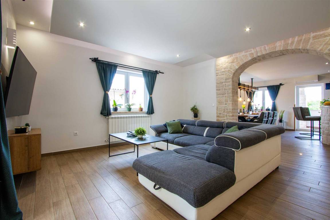 100 M² Apartment ∙ 3 Bedrooms ∙ 5 Guests - ロビニ