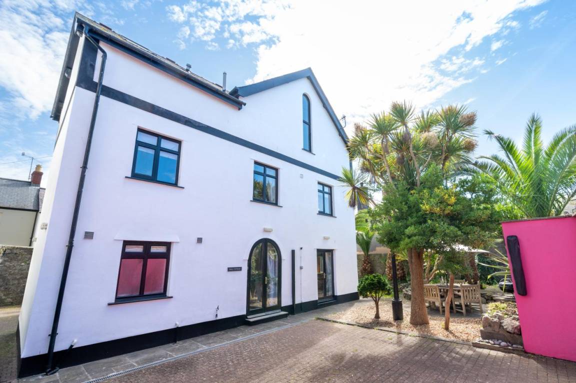 Cottage ∙ 6 Bedrooms ∙ 13 Guests - Tenby
