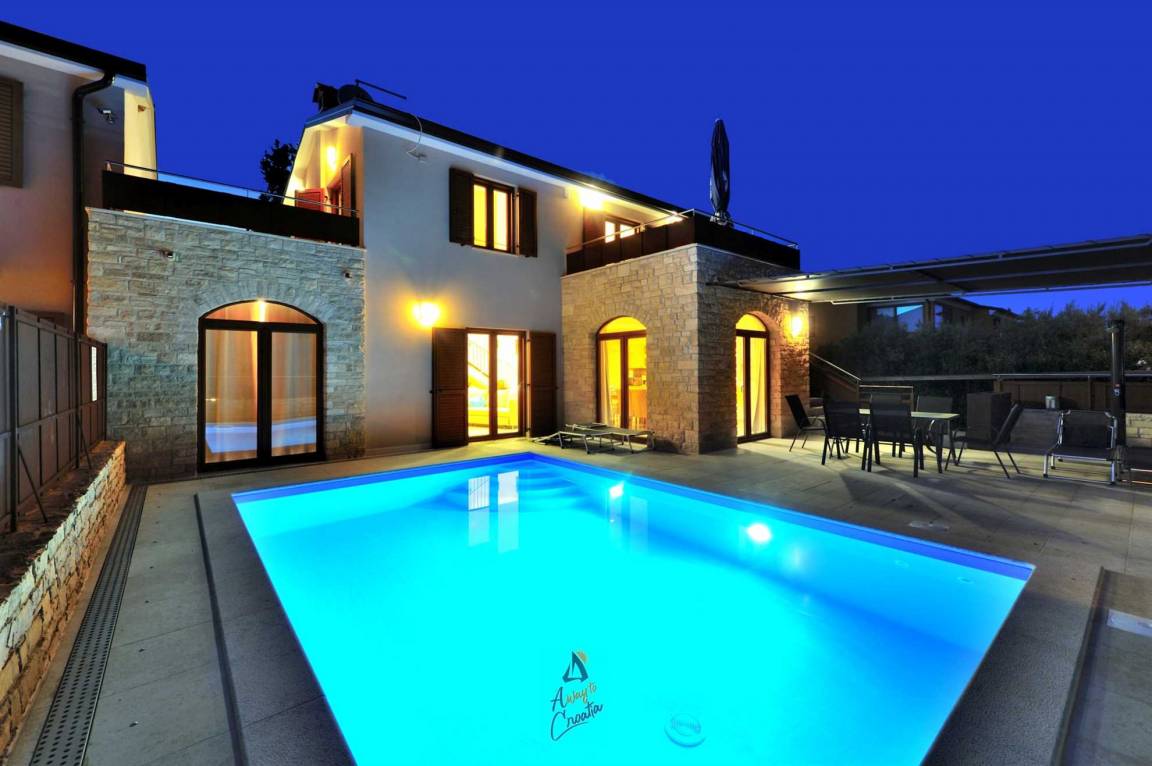 225 M² Villa ∙ 3 Bedrooms ∙ 8 Guests - Novigrad