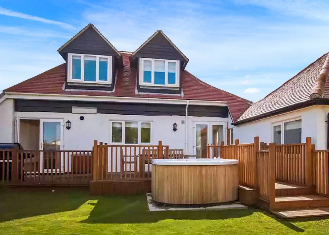 Cottage ∙ 4 Bedrooms ∙ 10 Guests - Selsey
