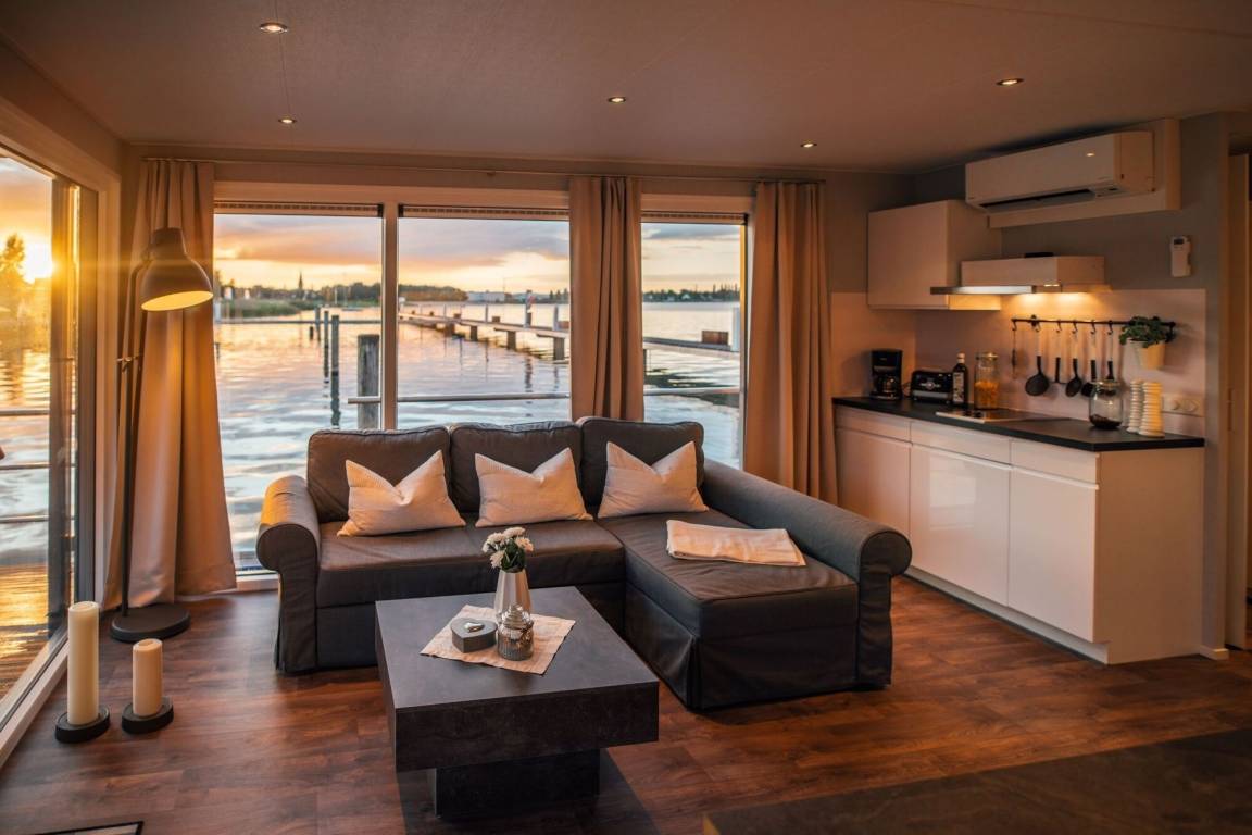 45 M² Hausboot ∙ 2 Schlafzimmer ∙ 6 Gäste -