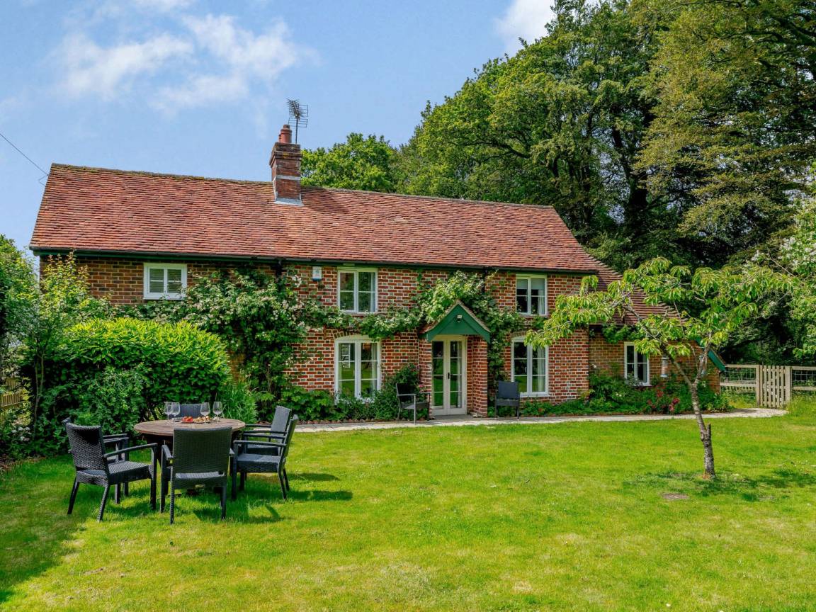 Cottage ∙ 4 Bedrooms ∙ 8 Guests - Ringwood