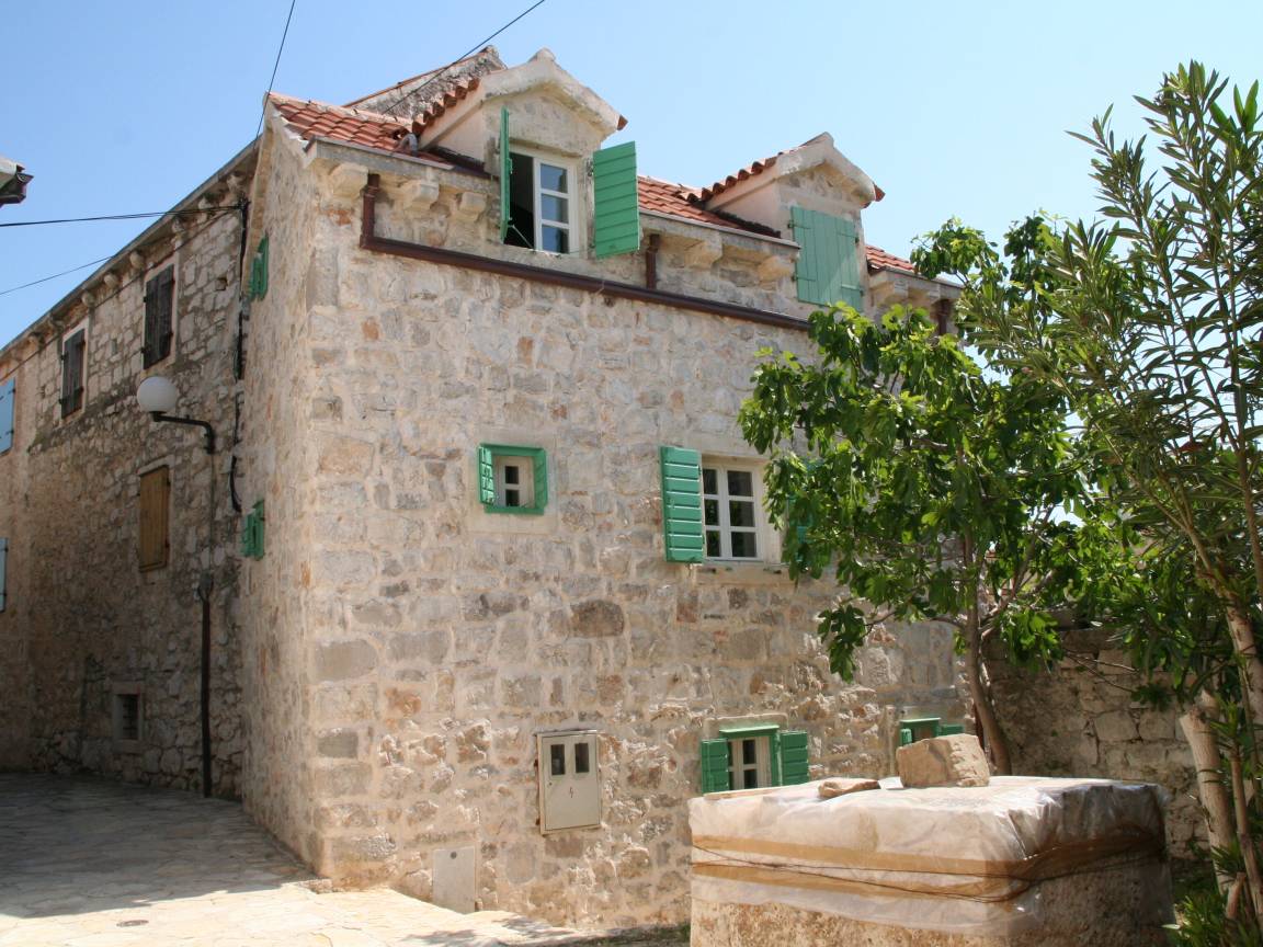 70 M² House ∙ 2 Bedrooms ∙ 4 Guests - Murter