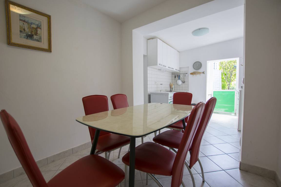 75 M² House ∙ 2 Bedrooms ∙ 6 Guests - Karlobag