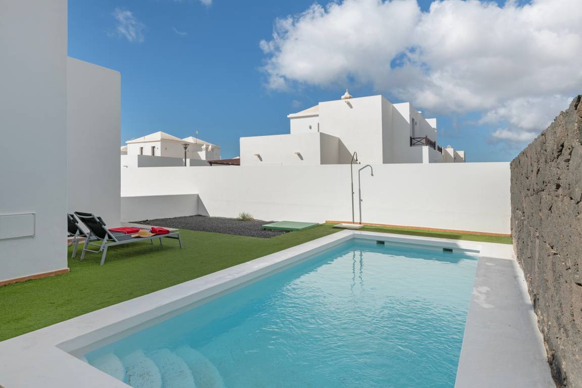 180 M² Villa ∙ 4 Bedrooms ∙ 11 Guests - Playa Blanca