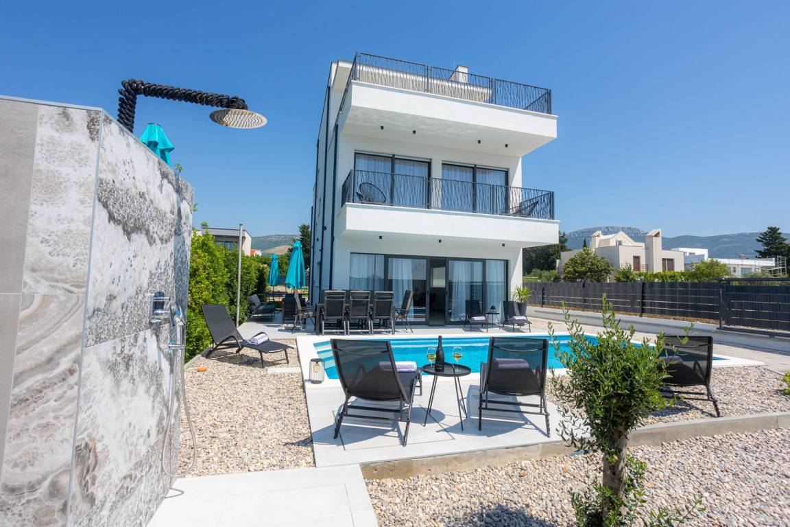 220 M² Villa ∙ 4 Makuuhuonetta ∙ 8 Vierasta - Kaštela