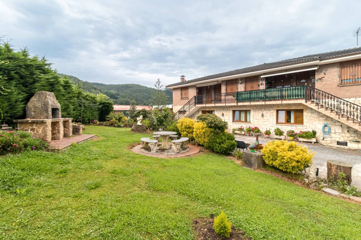 340 M² House ∙ 10 Bedrooms ∙ 30 Guests - Cantabria