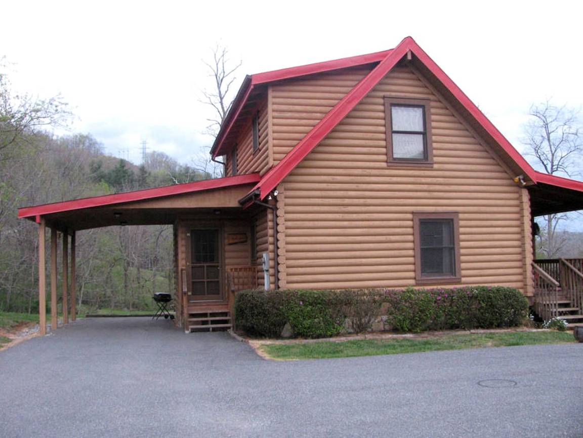 House ∙ 3 Bedrooms ∙ 6 Guests - Tuckasegee, NC