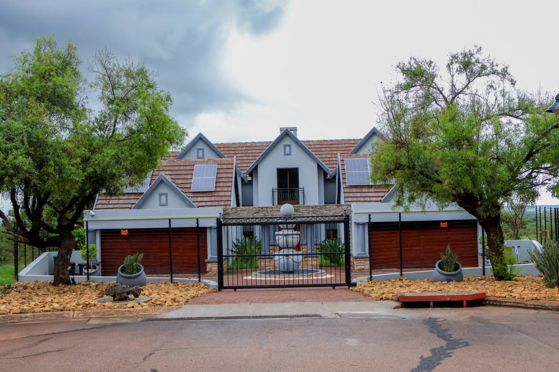 600 M² House ∙ 6 Bedrooms ∙ 12 Guests - Mookgopong