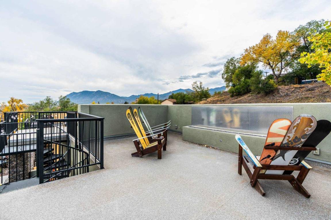 Apartment ∙ 4 Bedrooms ∙ 10 Guests - Colorado Springs, CO