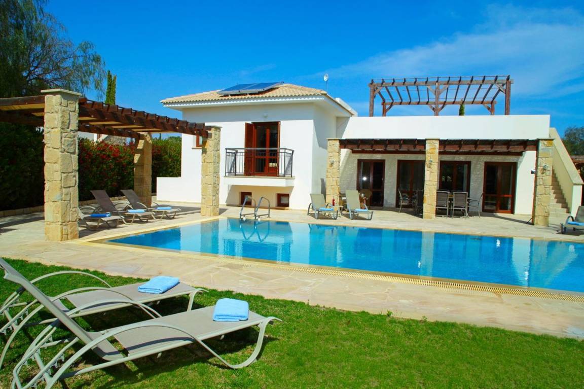 Villa ∙ 4 Bedrooms ∙ 8 Guests - Cyprus