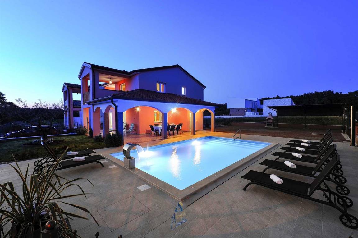250 M² Villa ∙ 4 Bedrooms ∙ 8 Guests - Novigrad