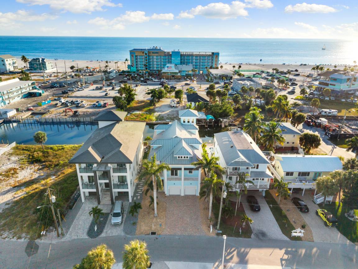 349 M² House ∙ 4 Bedrooms ∙ 8 Guests - Fort Myers Beach, FL