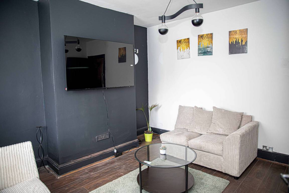 69 M² House ∙ 2 Bedrooms ∙ 4 Guests - Oldham