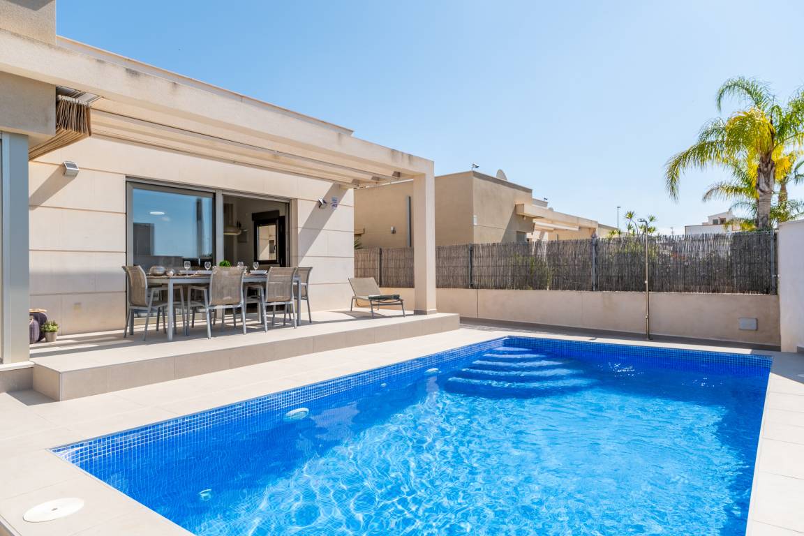105 M² Villa ∙ 3 Habitaciones ∙ 6 Huéspedes - Almoradí