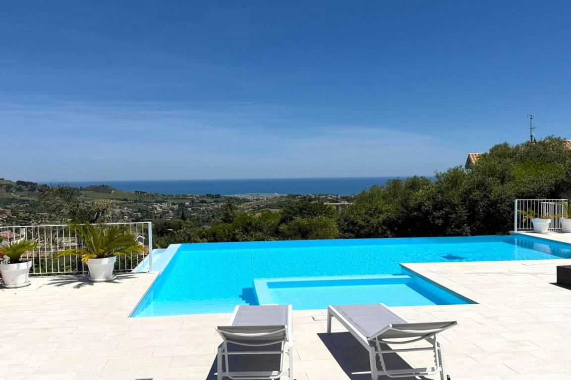 500 M² Villa ∙ 5 Slaapkamers ∙ 10 Gasten - Grottammare
