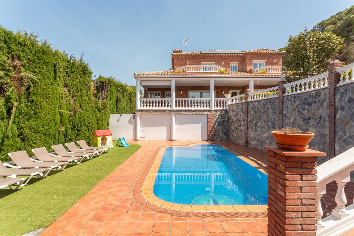 250 M² Villa ∙ 4 Bedrooms ∙ 8 Guests - Blanes