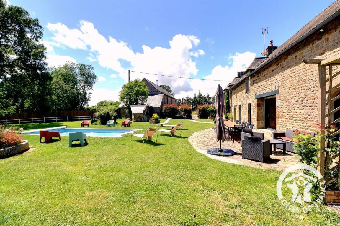 254 M² Gîte ∙ 5 Chambres ∙ 14 Personnes - Fougères