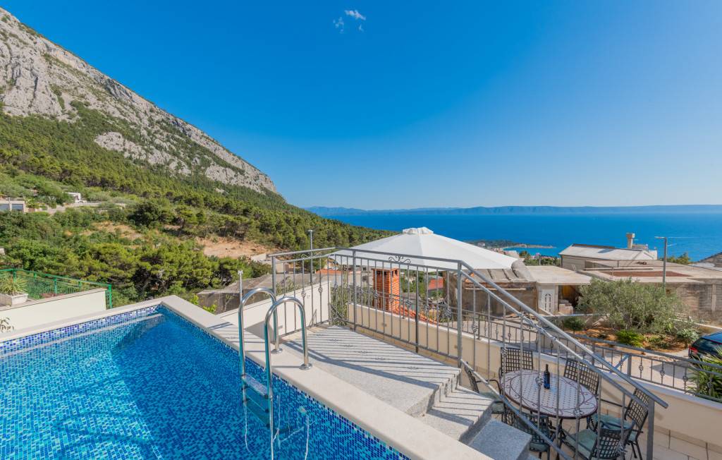 96 M² Villa ∙ 3 Bedrooms ∙ 8 Guests - Makarska