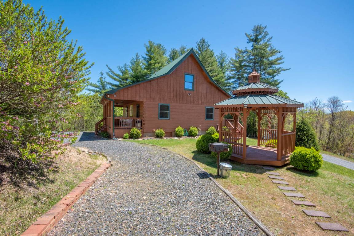 Cabin ∙ 2 Bedrooms ∙ 7 Guests - West Jefferson, NC