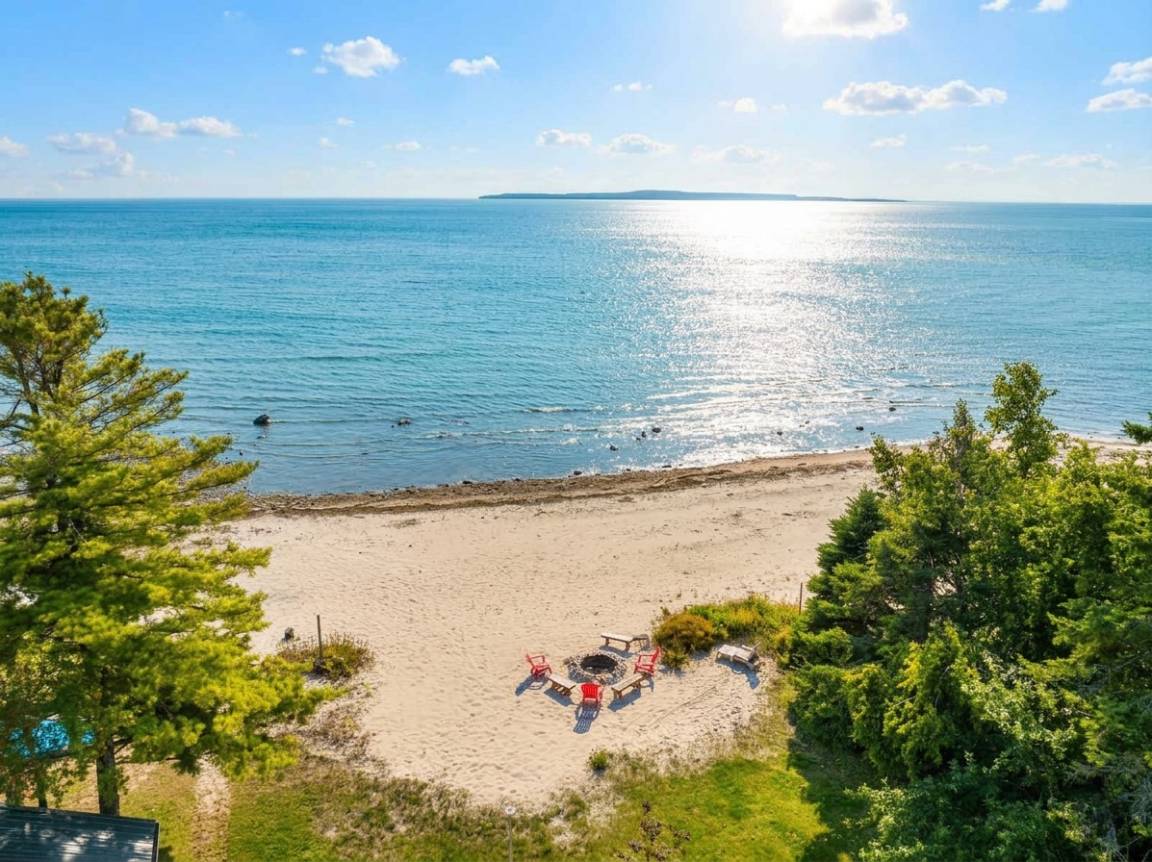 153 M² House ∙ 2 Bedrooms ∙ 8 Guests - Mackinac Island, MI