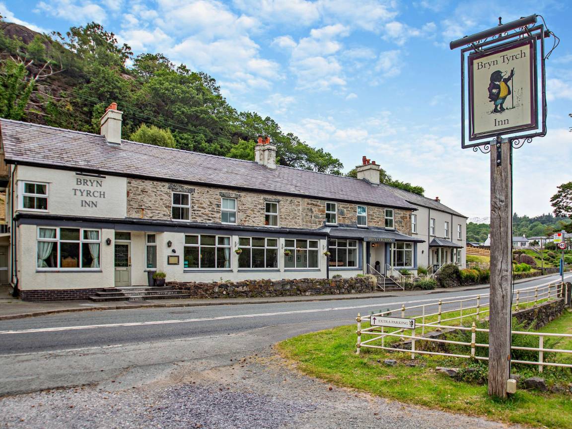 Cottage ∙ 12 Bedrooms ∙ 24 Guests - Betws-y-Coed