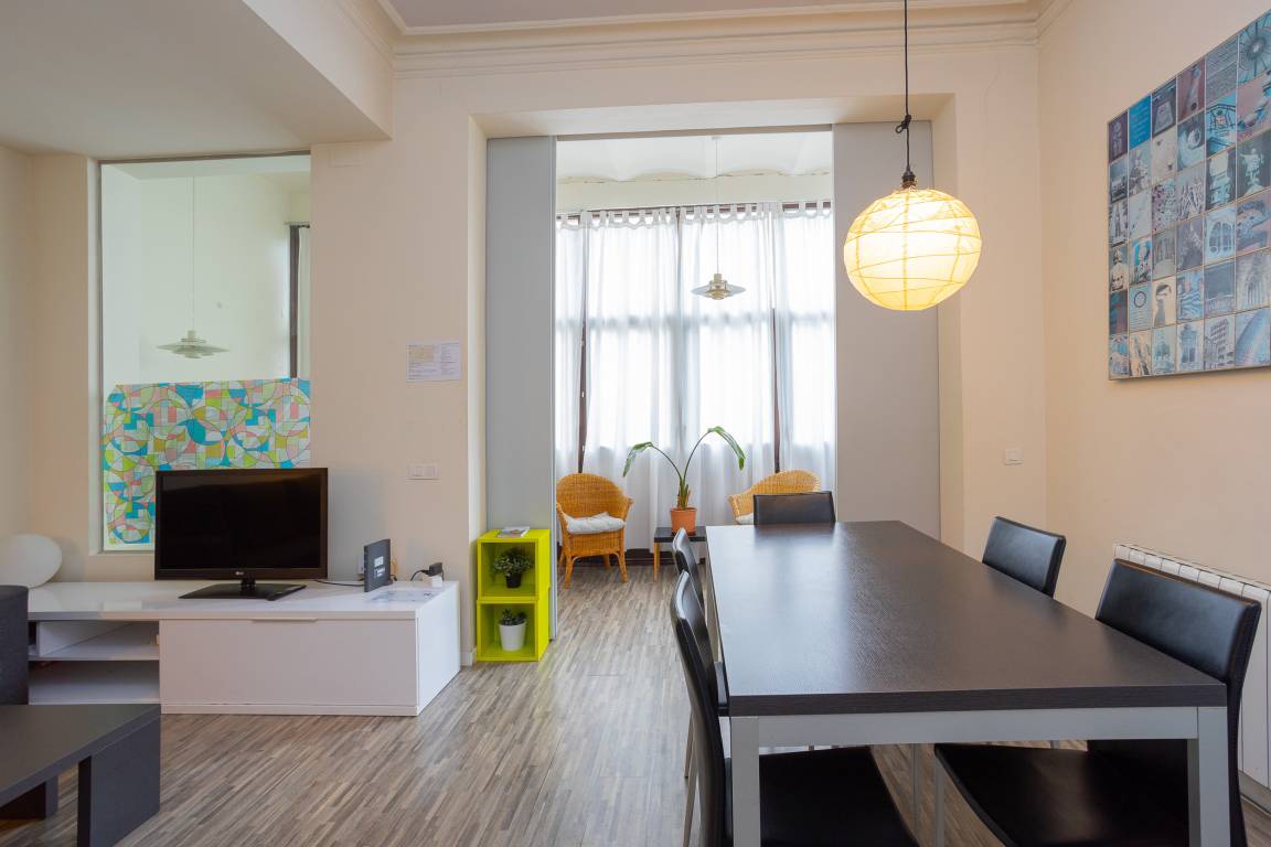 120 M² Apartment ∙ 4 Bedrooms ∙ 9 Guests - Badalona