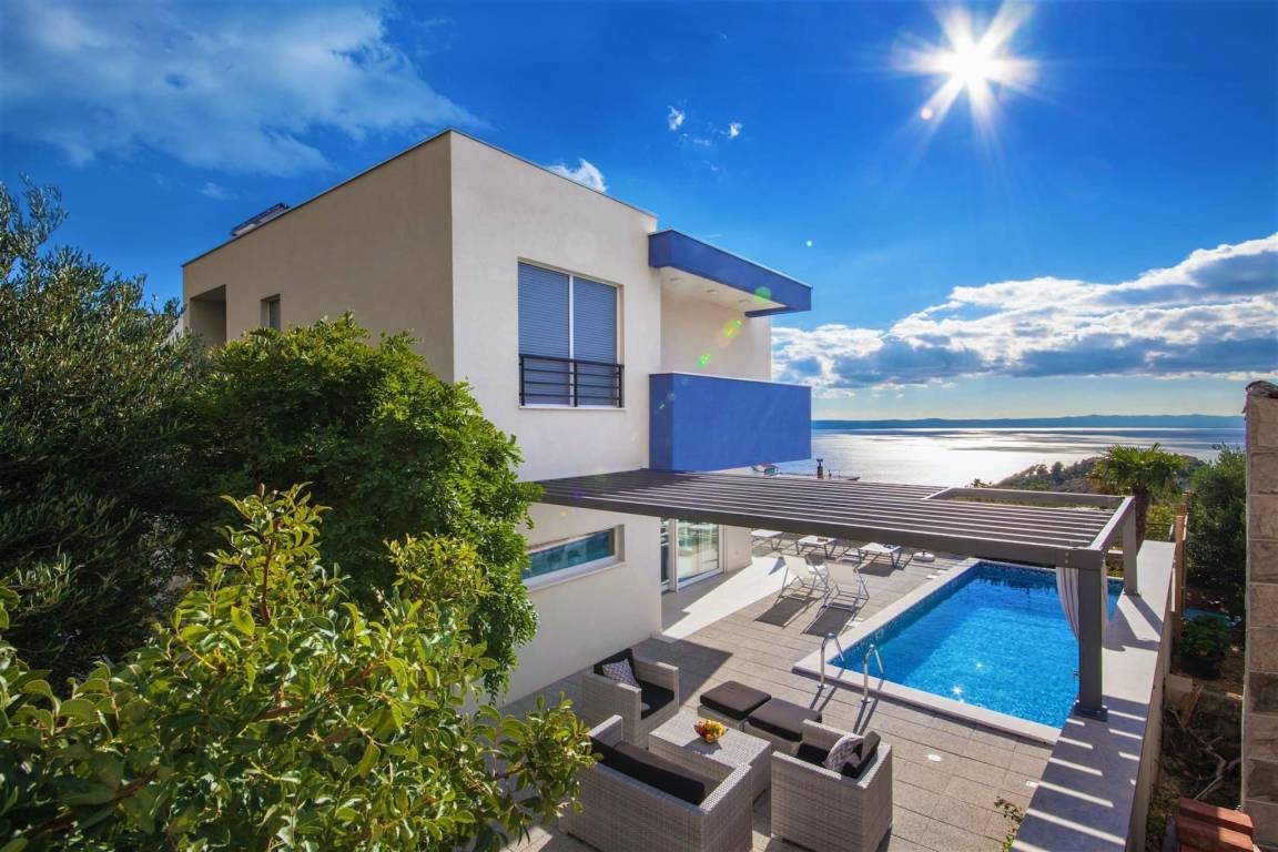 200 M² Villa ∙ 3 Bedrooms ∙ 8 Guests - Makarska