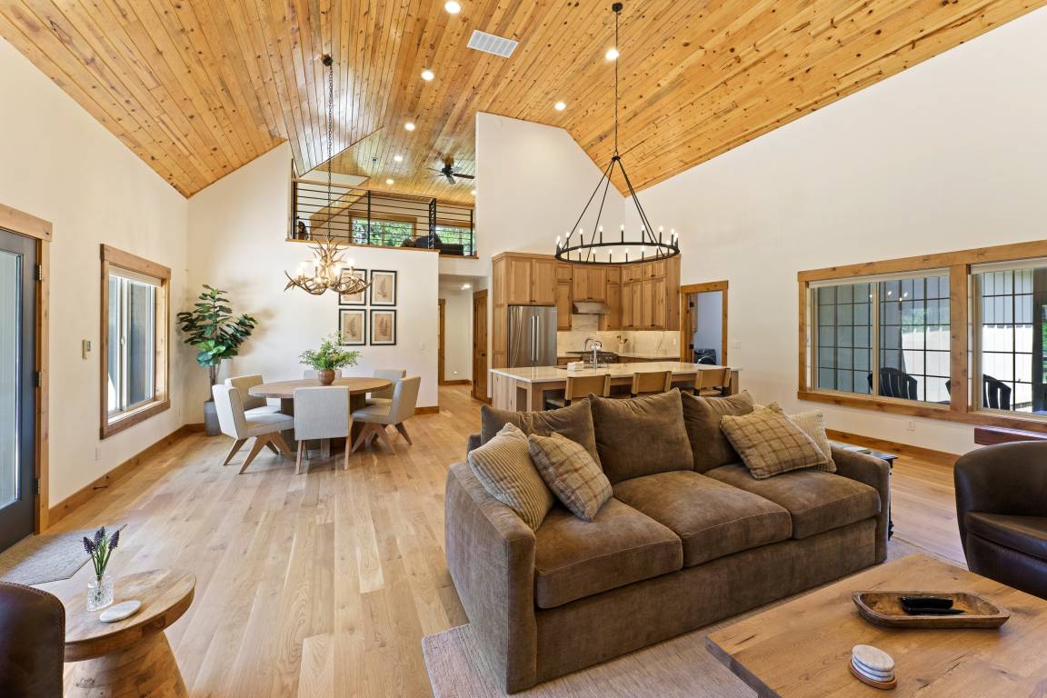 234 M² House ∙ 4 Bedrooms ∙ 10 Guests - Oregon