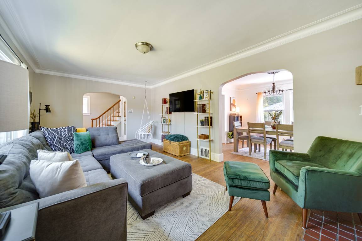 99 M² House ∙ 3 Bedrooms ∙ 5 Guests - Grosse Pointe, MI