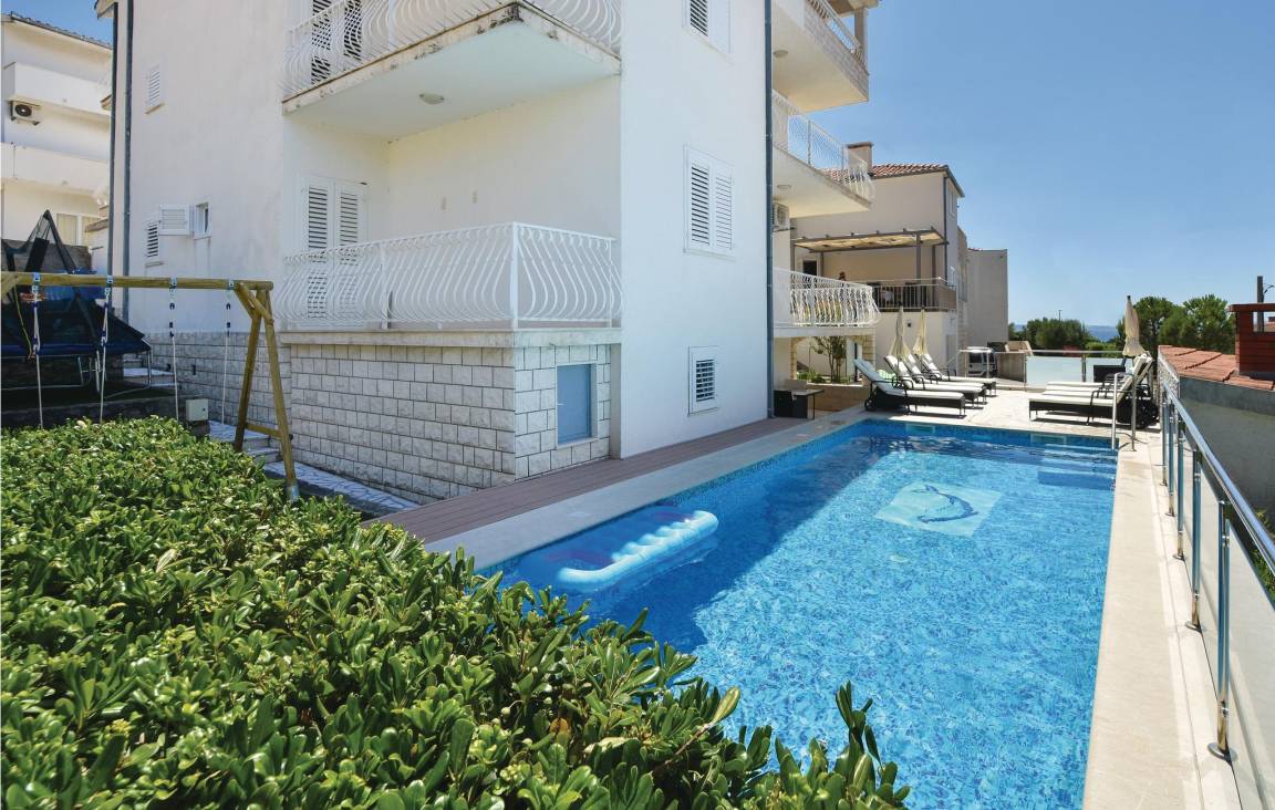 252 M² House ∙ 4 Bedrooms ∙ 10 Guests - Podstrana