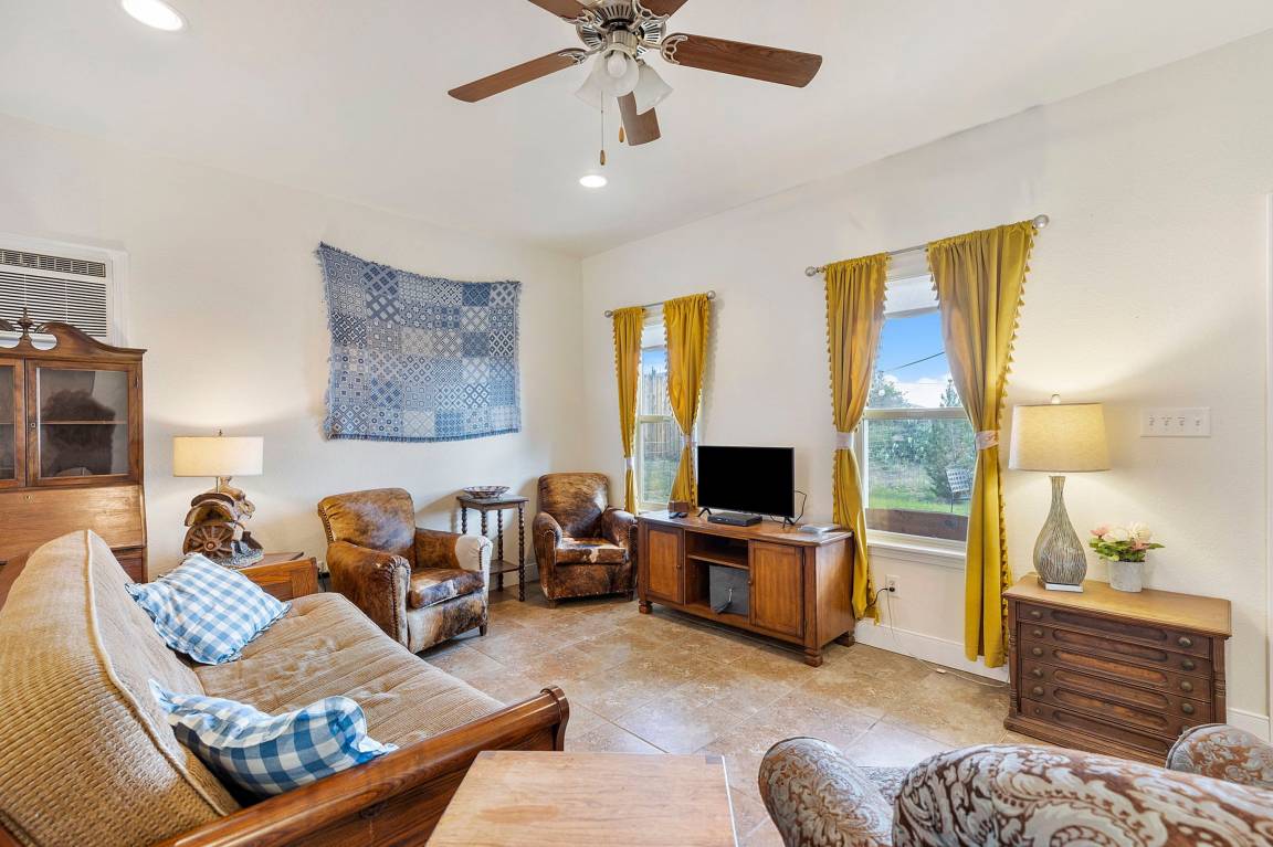 House ∙ 2 Bedrooms ∙ 6 Guests - Alpine, TX