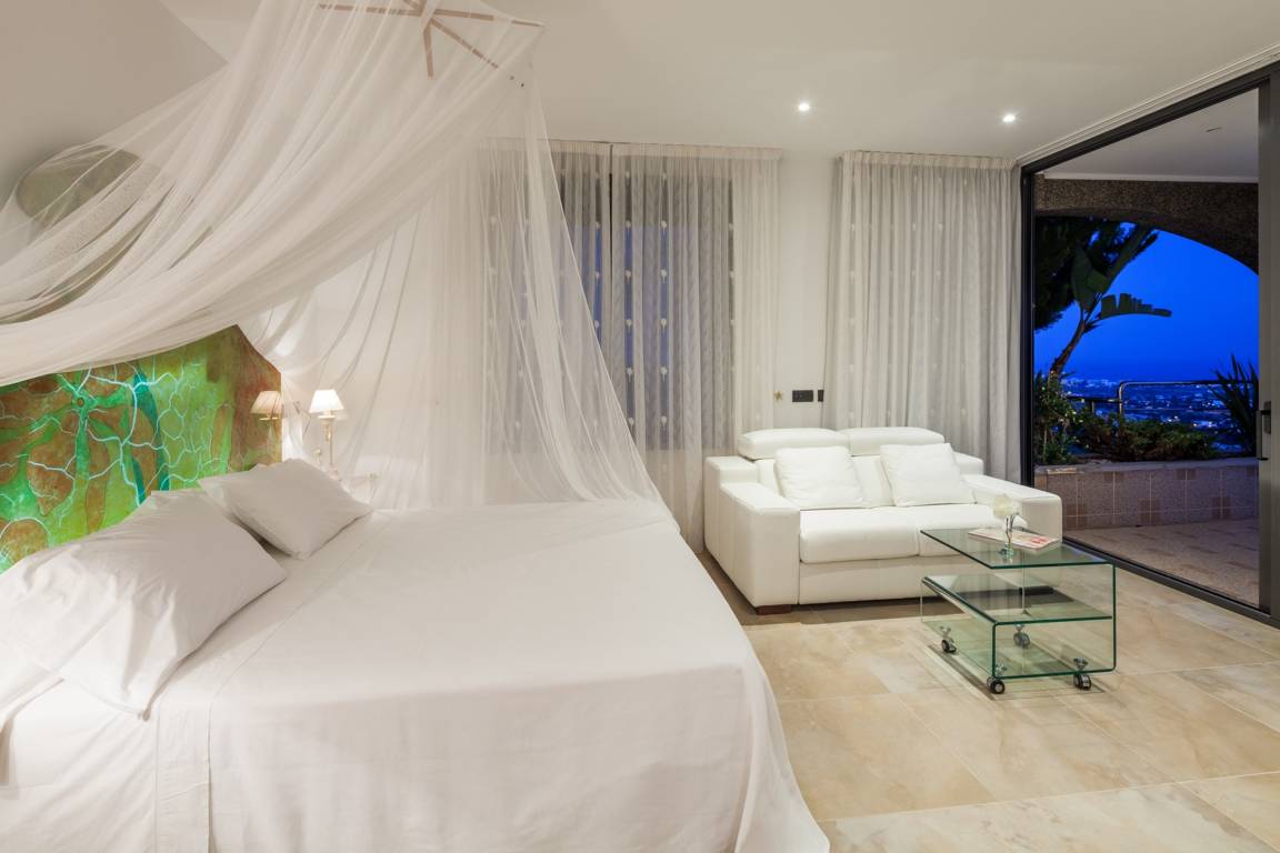 Villa ∙ 6 Bedrooms ∙ 12 Guests - Ibiza