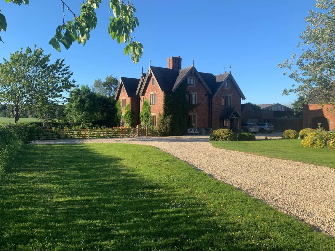 Cottage ∙ 8 Bedrooms ∙ 15 Guests - Uttoxeter