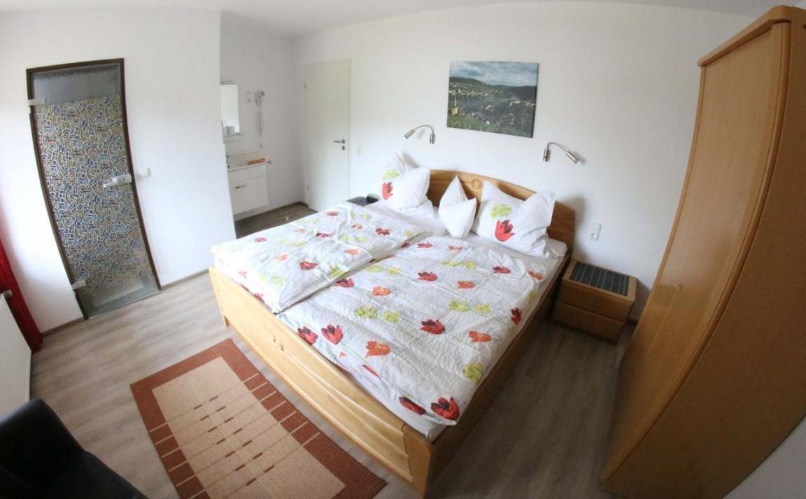 65 M² Ferienwohnung ∙ 3 Schlafzimmer ∙ 5 Gäste - Zell (Mosel)