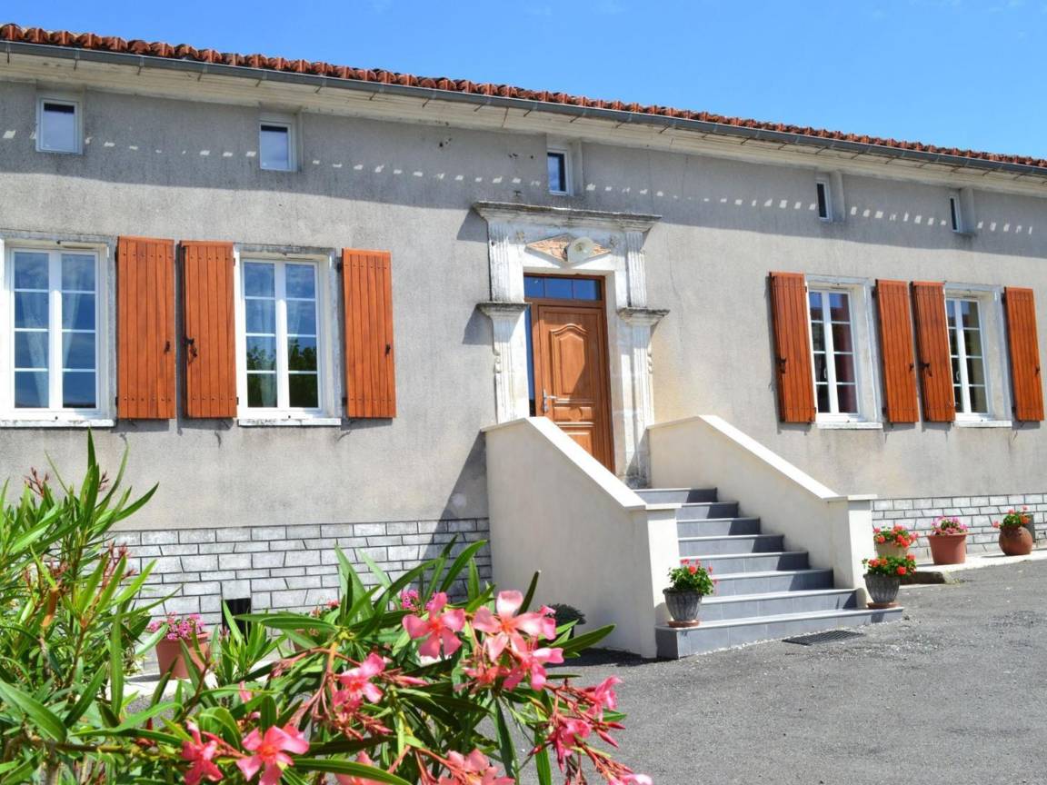 110 M² Cottage ∙ 3 Bedrooms ∙ 6 Guests - Charente