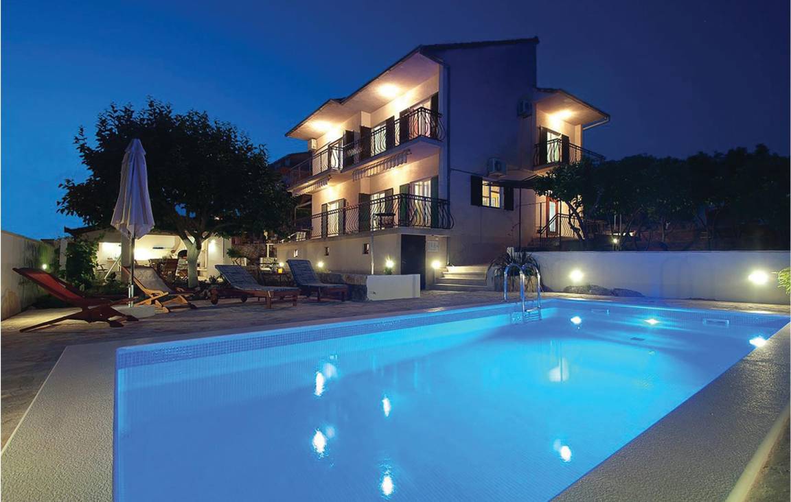 125 M² Ferienhaus ∙ 4 Schlafzimmer ∙ 9 Gäste - Okrug Gornji