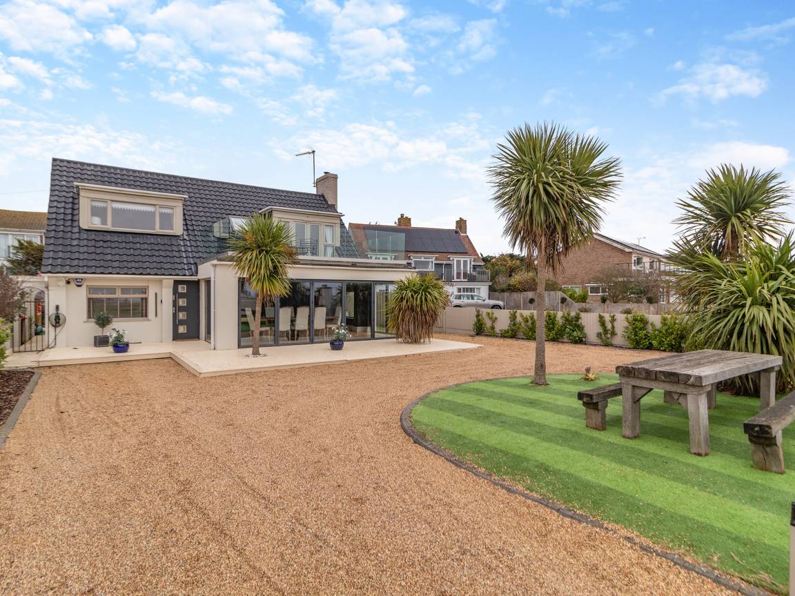 Cottage ∙ 5 Bedrooms ∙ 9 Guests - Clacton-on-Sea