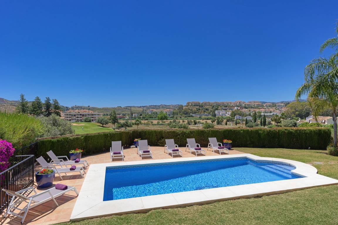 300 M² Villa ∙ 5 Bedrooms ∙ 15 Guests - Mijas