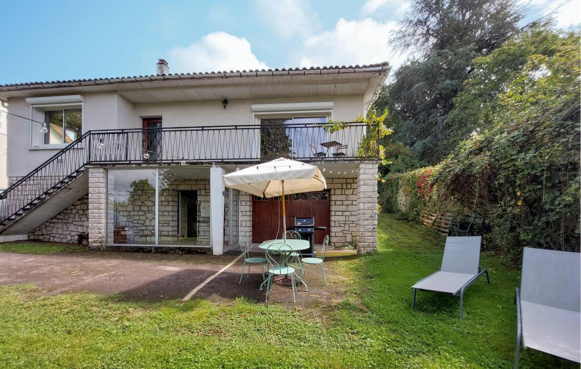 115 M² Apartment ∙ 3 Bedrooms ∙ 6 Guests - Confolens