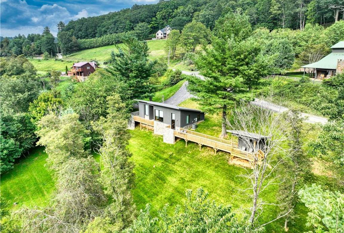 77 M² House ∙ 2 Bedrooms ∙ 6 Guests - West Jefferson, NC