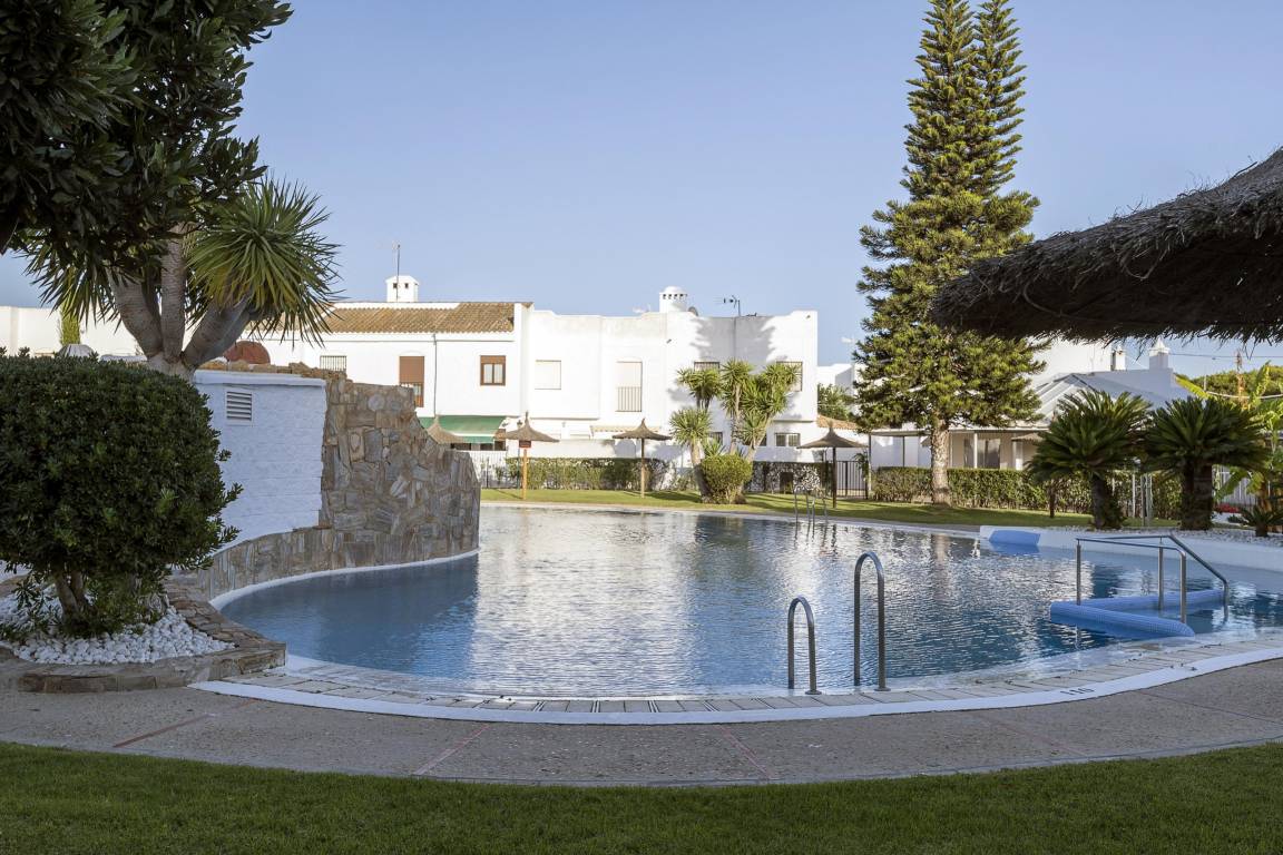 98 M² Chalet ∙ 3 Habitaciones ∙ 6 Huéspedes - San Fernando, España