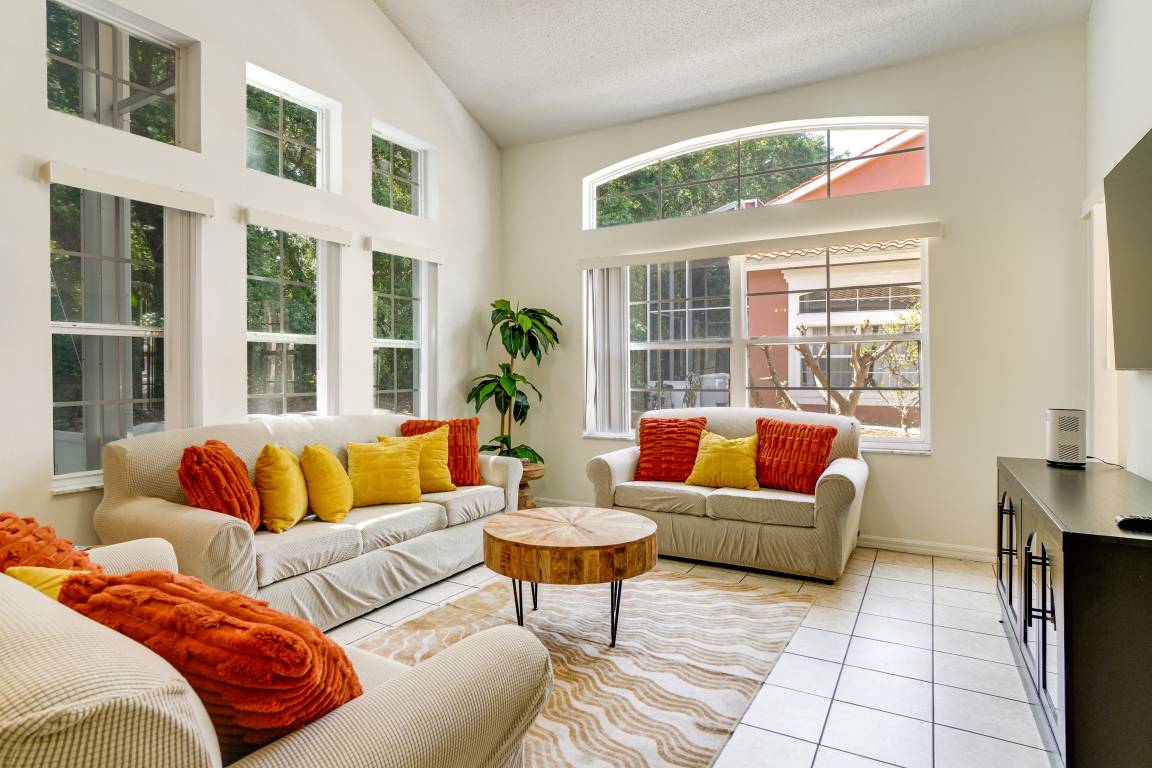 167 M² Huoneisto ∙ 4 Makuuhuonetta ∙ 10 Vierasta - Florida