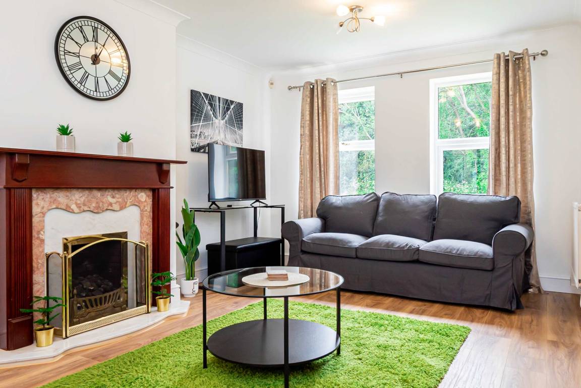 108 M² House ∙ 4 Bedrooms ∙ 6 Guests - Milton Keynes