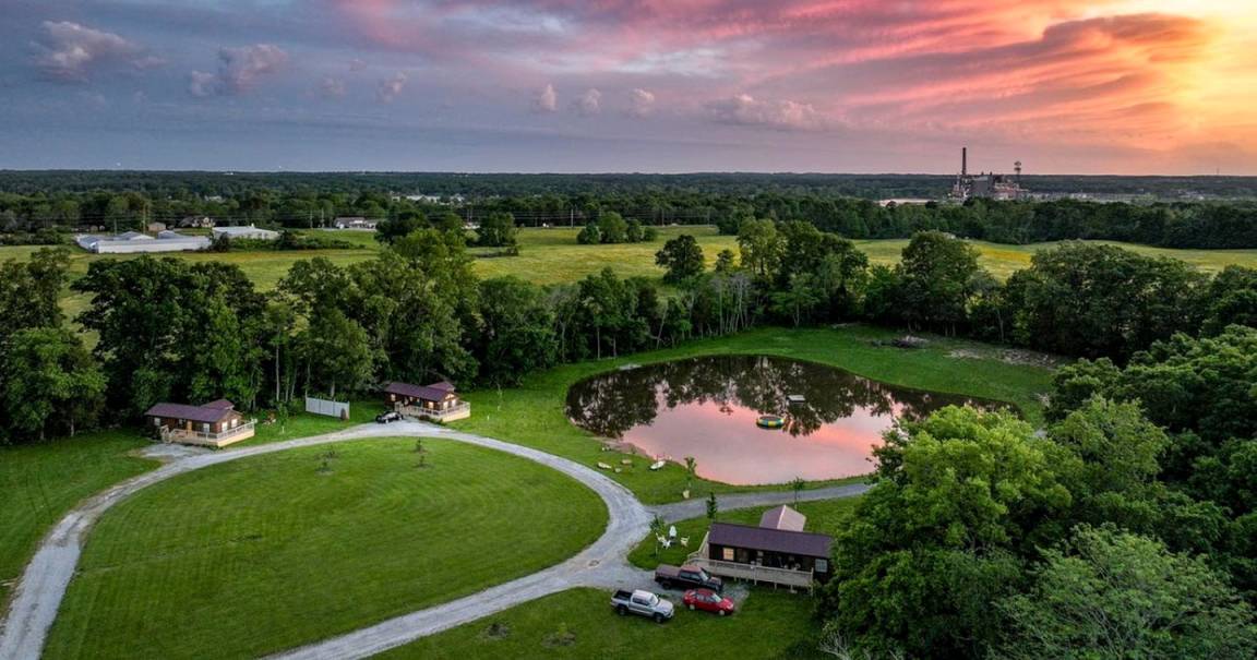 House ∙ 6 Bedrooms ∙ 13 Guests - Marion, IL