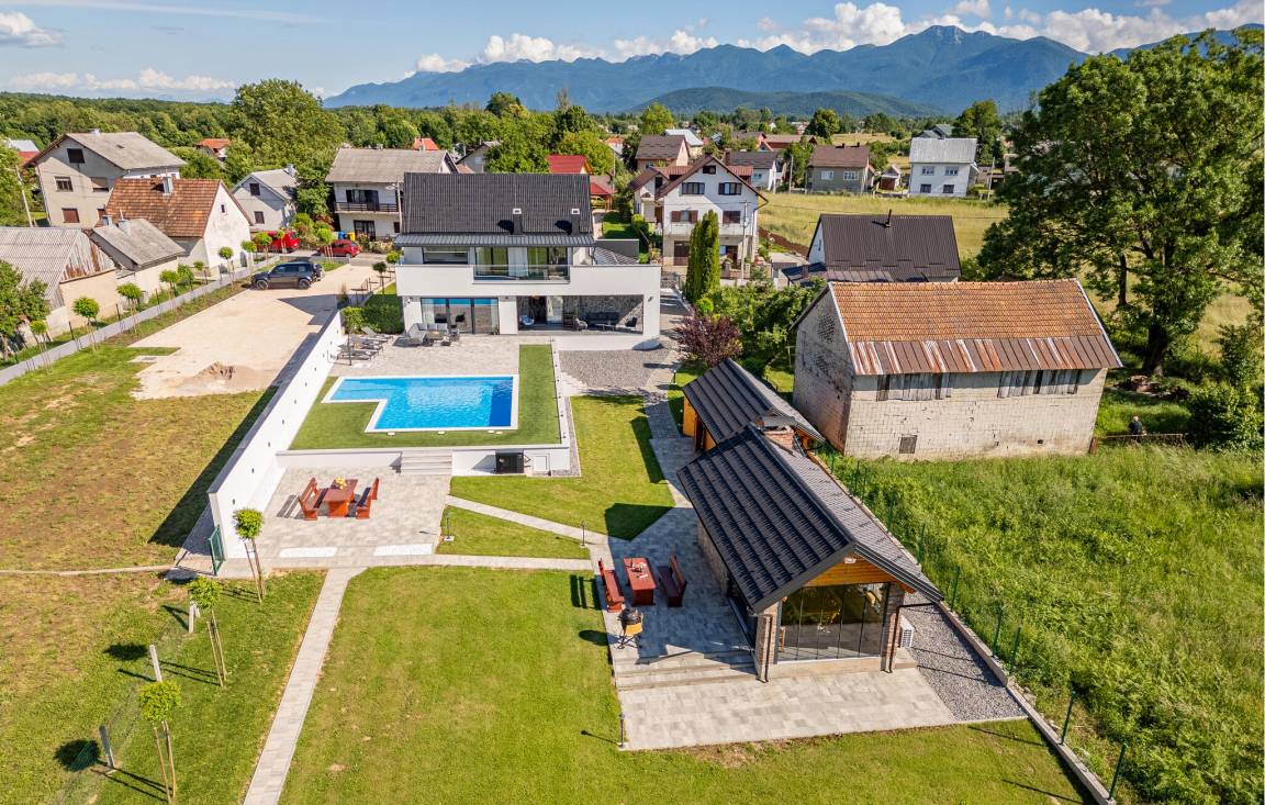180 M² Ferienhaus ∙ 4 Schlafzimmer ∙ 8 Gäste - Gospić
