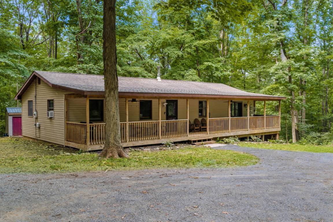116 M² Cabin ∙ 3 Bedrooms ∙ 9 Guests - Berkeley Springs, WV