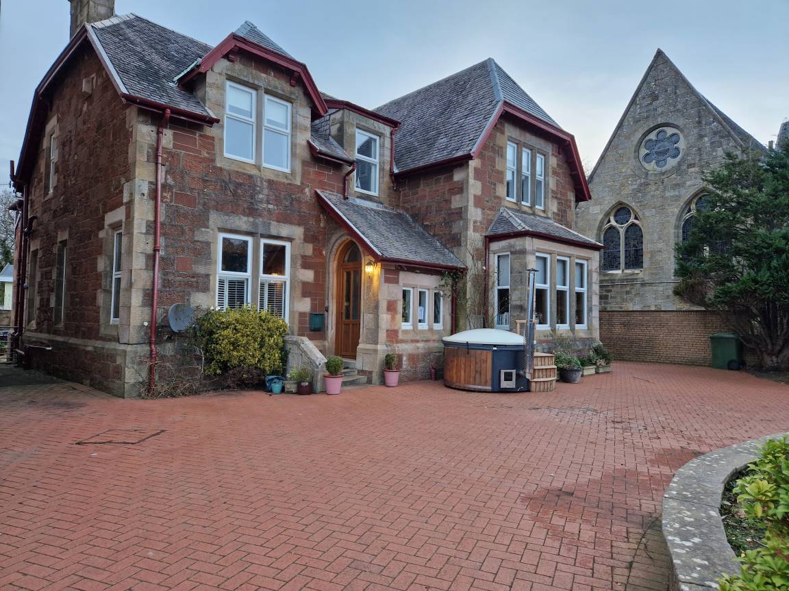 Cottage ∙ 7 Bedrooms ∙ 14 Guests - Largs