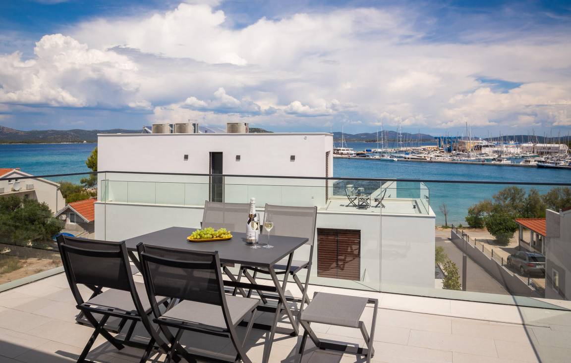 140 M² Apartment ∙ 2 Bedrooms ∙ 6 Guests - Murter